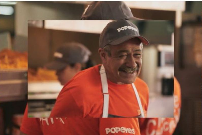 Popeyes cumple 50 años y lo celebra empleando a personas de su misma ...